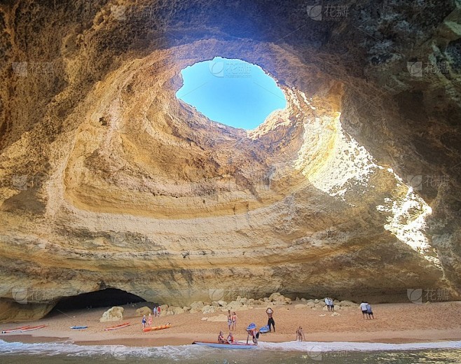 贝纳吉尔海滩的洞穴