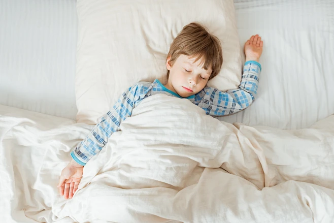 kid-sleeping-bed-happy-bedtime-white-bedroom-花瓣网