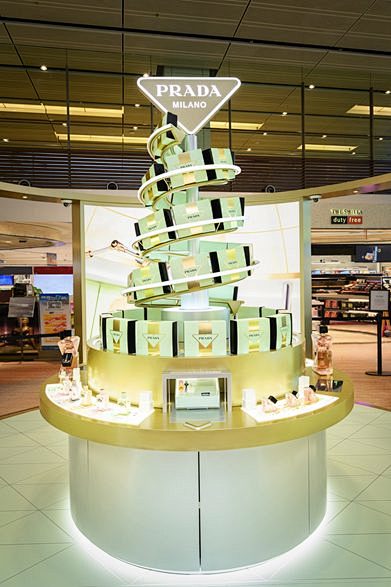 Prada-Holiday-Gift-Factory_Christmas-Tree-S