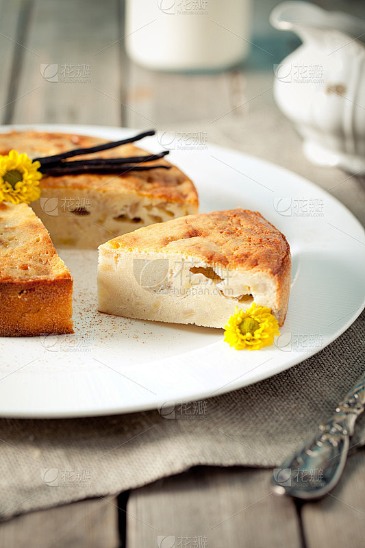 白色盘子上的越南香蕉蛋糕
