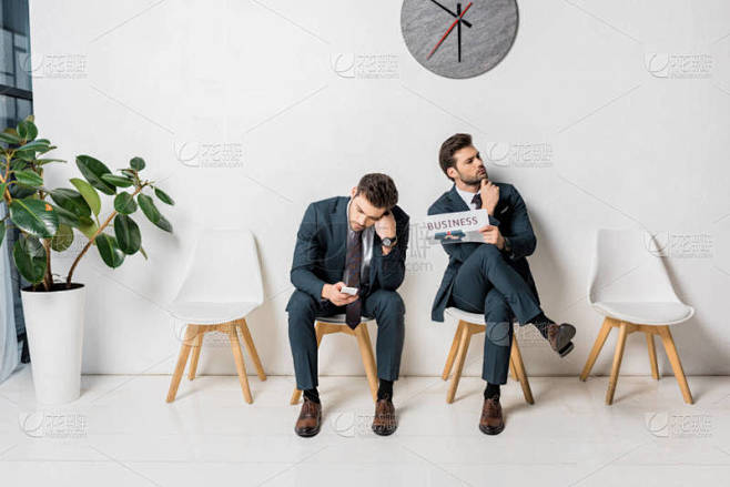 排队等候的紧张的年轻商人拼贴