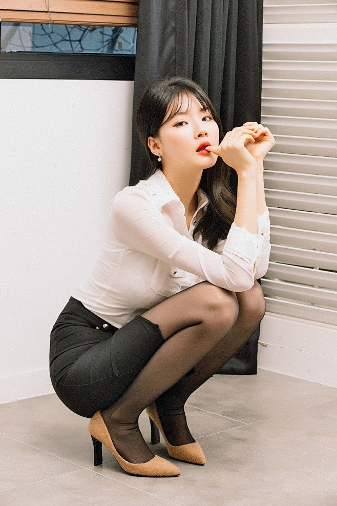 女性蹲姿照片人体结构参考来自cgbook.cn (641)