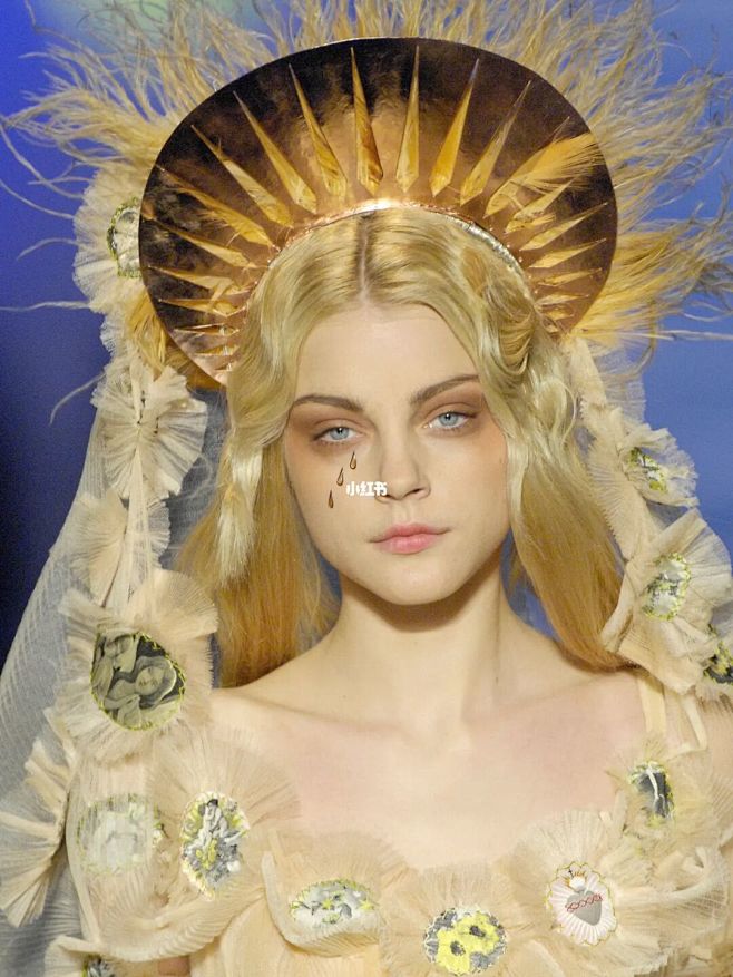 每天看一个秀场|Jean Paul Gaultier : 高缇耶2007春夏高定 围绕“圣母玛利亚的眼泪” 缎面、薄纱、蕾丝、亮片的运用 在 ...