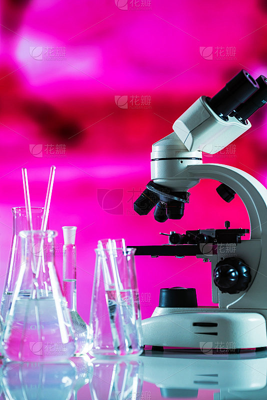 科学实验室研究与发展理念。带试管的显微镜