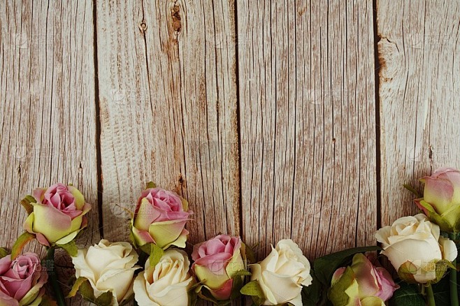 玫瑰花束与空间副本上的木制背景