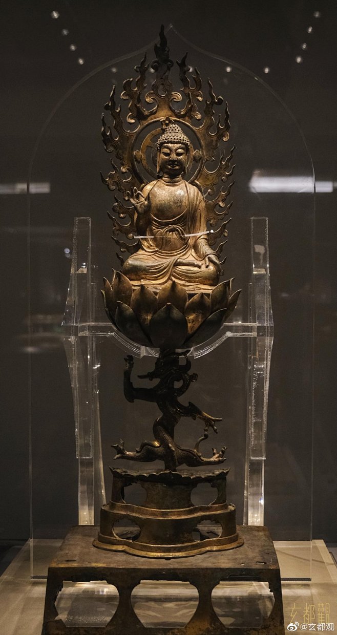【鎏金铜龙柱佛像】 吴越国•浙江省博物馆 藏 通高68厘米，2001年浙江杭州雷峰塔地宫出土。 此件佛像在继承唐代遗风基础上发展出了典型的吴越 ...