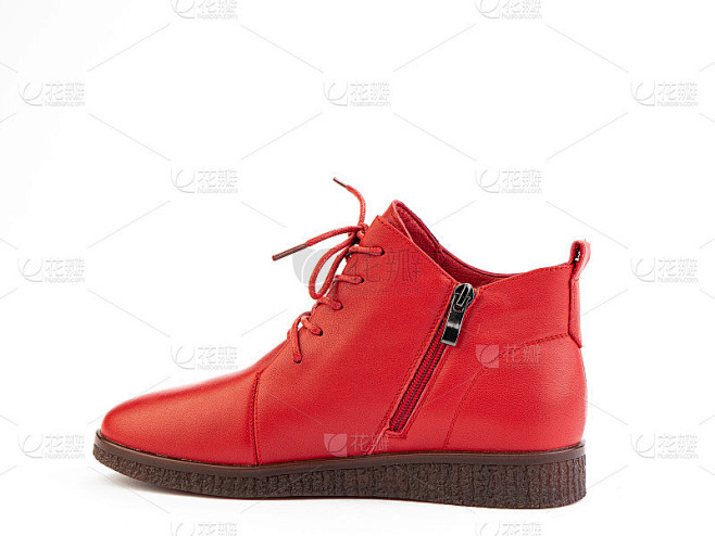 女士的秋季红色皮革焦特布尔靴孤立在白色背景。左视图。时尚的鞋。为鞋店概念拍摄照片