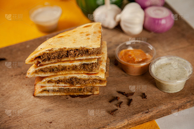 塞满碎肉的qema馕饼与辣酱和配料