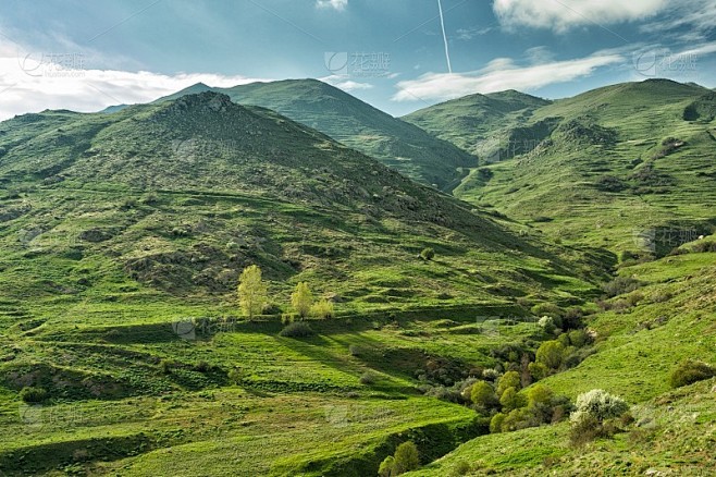 令人惊叹的山景。春天的景色有草地，山脉和天空。靠近Meghri村的Zanzegur山脉。亚美尼亚