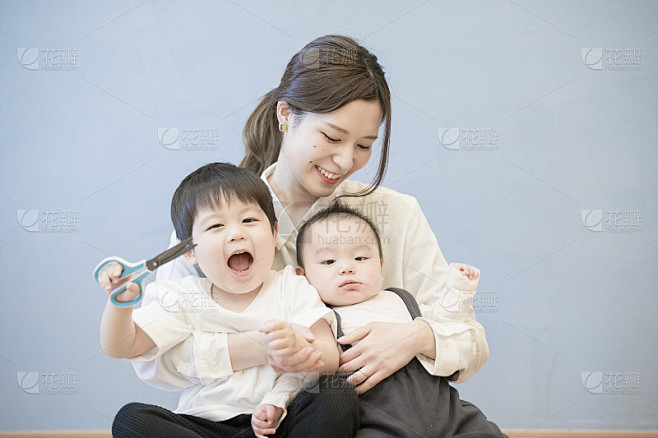 妈妈和她的孩子在室内玩 3893