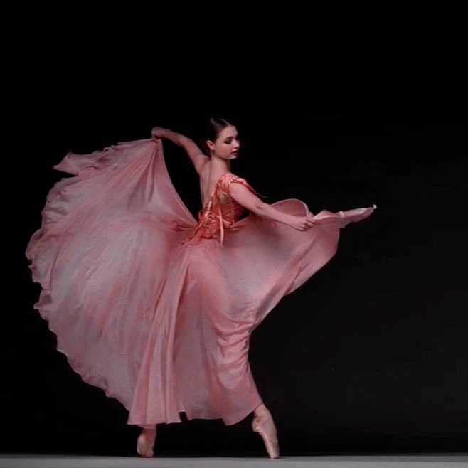 谁能留住花朵绽开的每一瞬间 -Alena Kovaleva