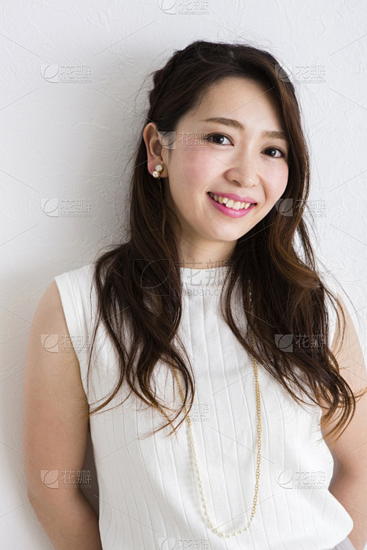 女人住宅房间日本人30到39岁仅女人垂直画幅美留白半身像注视镜头 2683
