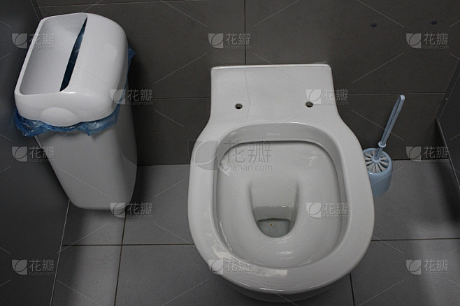 公共厕所卫生室内有白色卫生间和卫生桶