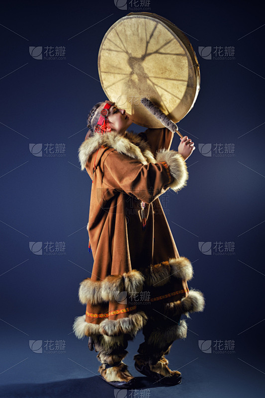 北 自然美 女孩 垂直画幅 灵性 因纽特人 萨满 翎毛 阿拉斯加 成年的