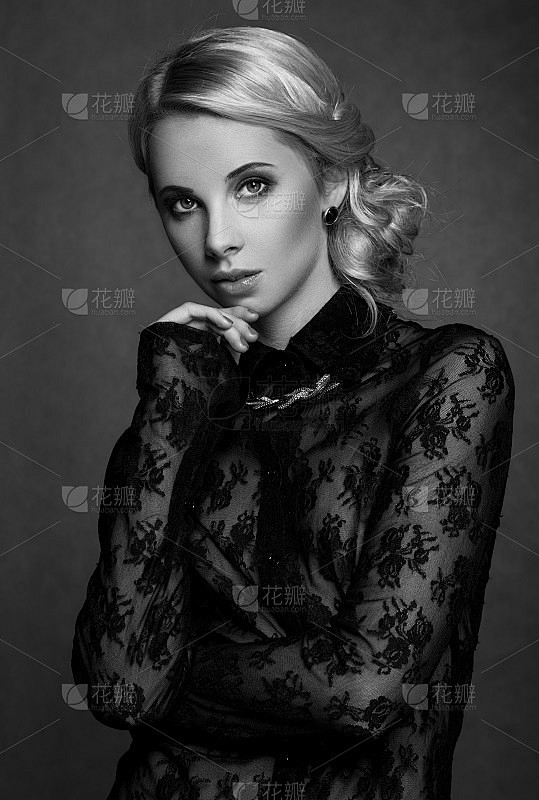 一个漂亮的金发女郎的肖像