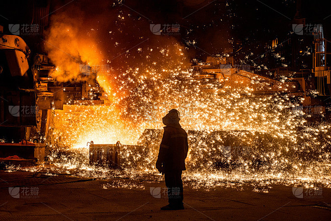 炼钢工人在高炉附近与火花。