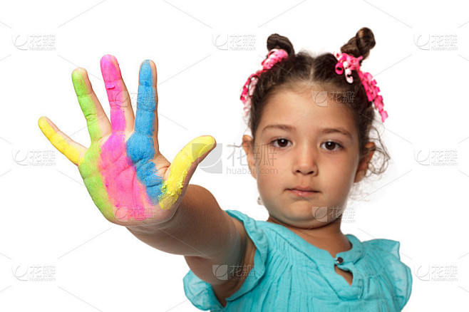 可爱的女孩展示她的彩色的手微笑