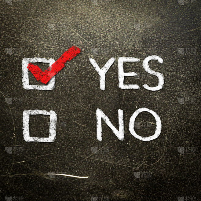 yes 或 no 用白色粉笔在黑板上写的。您的选择作为一种概念.