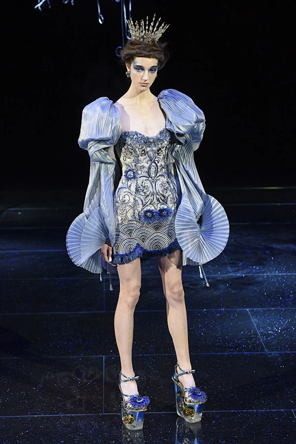 Guo Pei 2018春夏高定时装秀：***|Neeu你有-花瓣网