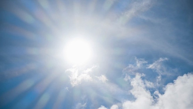 蓝天中的太阳延时摄影