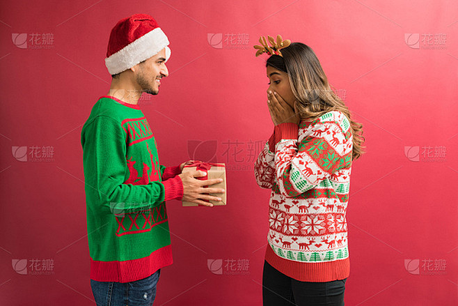 男朋友用礼物给女朋友惊喜