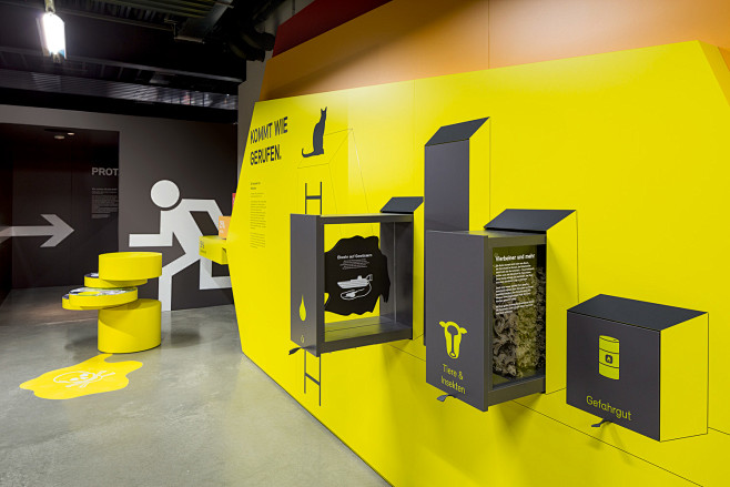 Topic wall with pull-out information boxes