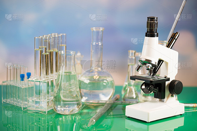 科学实验室研究与发展理念。带试管的显微镜