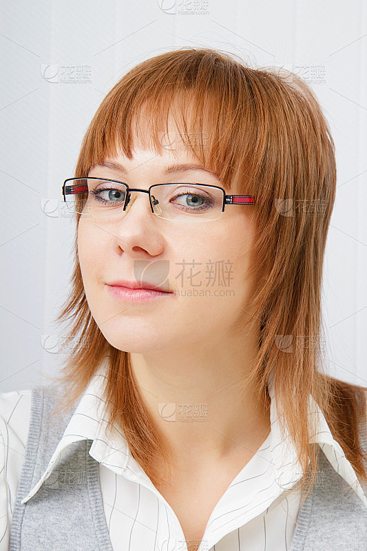 戴着眼镜的年轻女商人