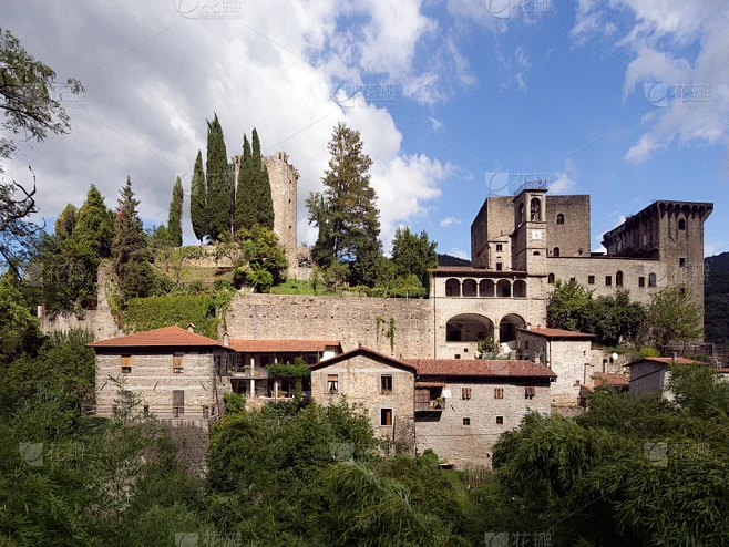 Verrucola村和它的城堡，要塞。Lungiana,意大利。素材-花瓣网