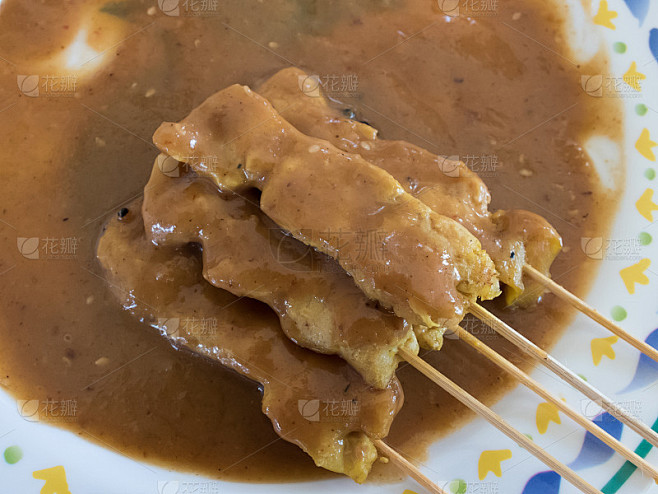 烤猪肉(Moo Sa Tae)是泰国传统食物，配酱汁