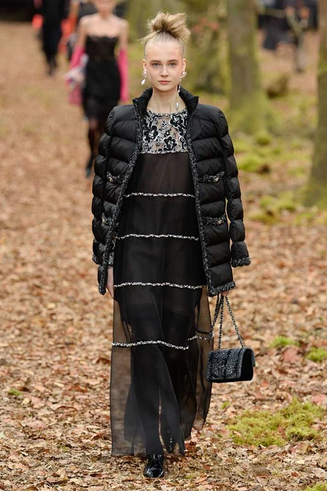 Chanel Fall 2018 Ready-to-Wear Fashion Show : The complete Chanel Fall ...