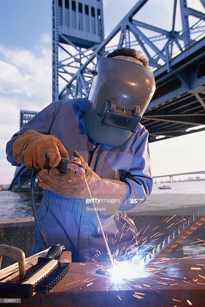 person-welding-with-bridge-behind-them-picture-idE006317 (683×1024)-花瓣网