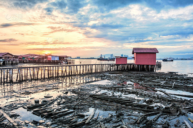 槟榔屿乔治城的Tan Jetty，日出与小屋的景色