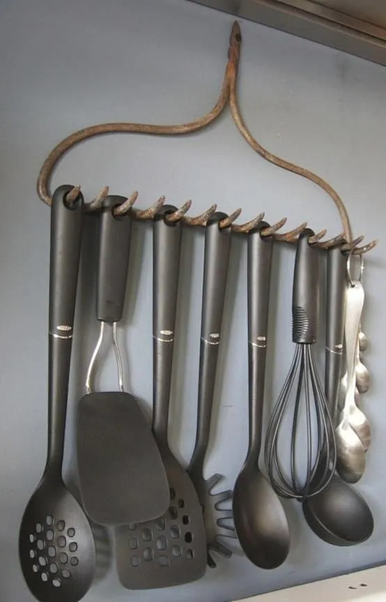 Upcycle an old rake for a utensil holder. Doing this!: -花瓣网