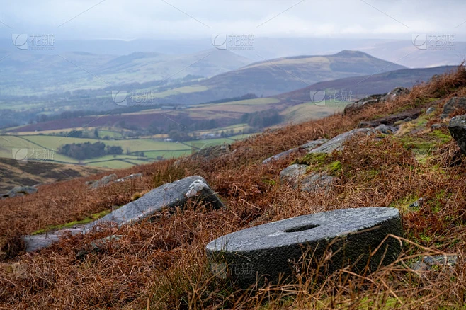 英国峰区Sheffield Stanage Edge上丢失和遗忘的磨石素材-花瓣网