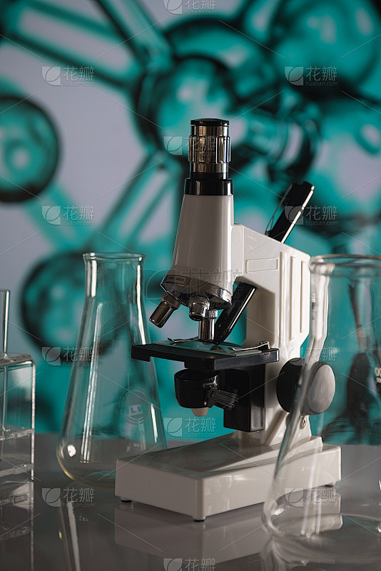 科学实验室研究与发展理念。带试管的显微镜