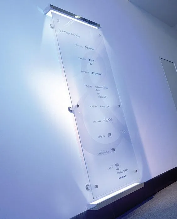 Glass illuminated sign directory for 200 Grays Inn-花瓣网