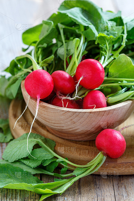 木架上放着一碗红萝卜。