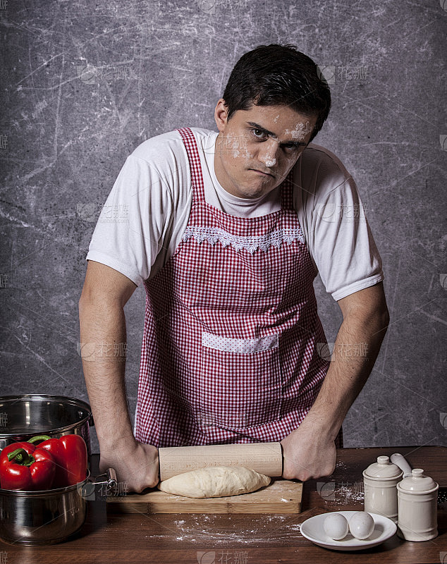 伤心的人试着做饭。