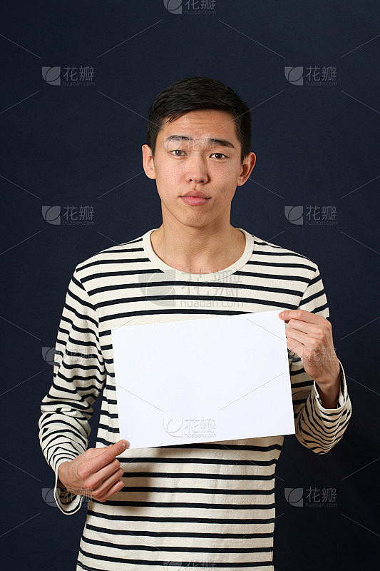 年轻的亚洲人显示白色拷贝空间页