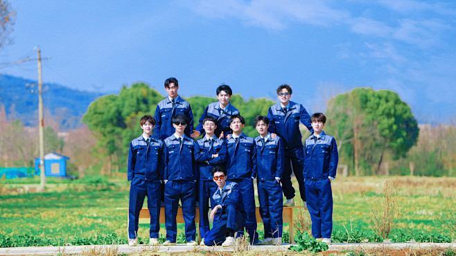 十个勤天-工服合影2