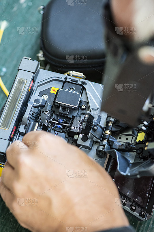 安装光纤的设备。光学互联网技术概念。