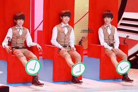 【CheerUp独家】#TFBOYS# #王源# #王俊凯# #易烊千玺# 140828 深圳卫视年代秀 高清6P 我想拿着 玫瑰 悄悄的 靠近你 啊呀？！掉了。。【本站独家禁止任何形式二改 ...