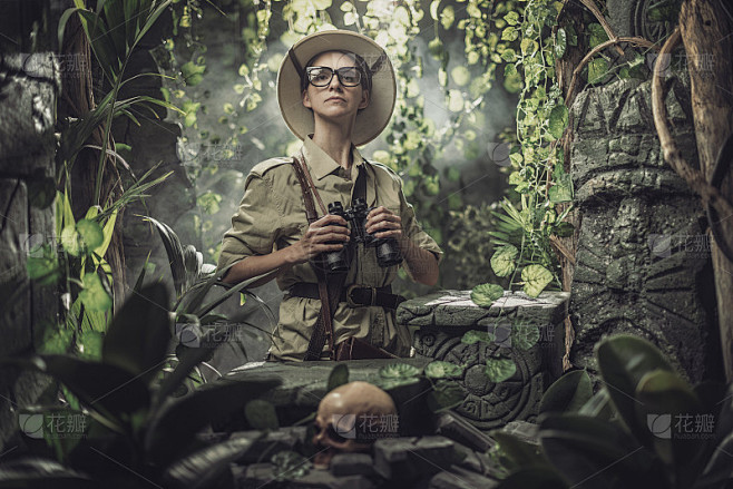 探索热带丛林的勇敢女人