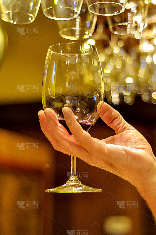 大人的手在室内拿着酒杯 7954