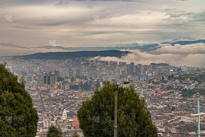 从Cerro El Panecillo拍摄的城市景观，厄瓜多尔基多。素材-花瓣网
