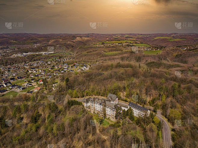 鸟瞰图前肺疗养院在windecker - rosbach在河上的锡格。今天是一个失落的地方。