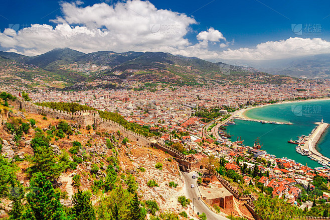 在Alanya半岛，安塔利亚地区，土耳其，亚洲，滨海和Kizil Kule塔景观。著名的旅游胜地，高