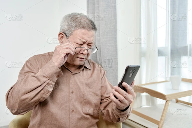 看手机的老人素材-花瓣网