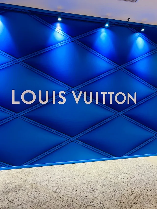 路易威登LV在三里屯太古里负一层围挡 - 小红书-花瓣网